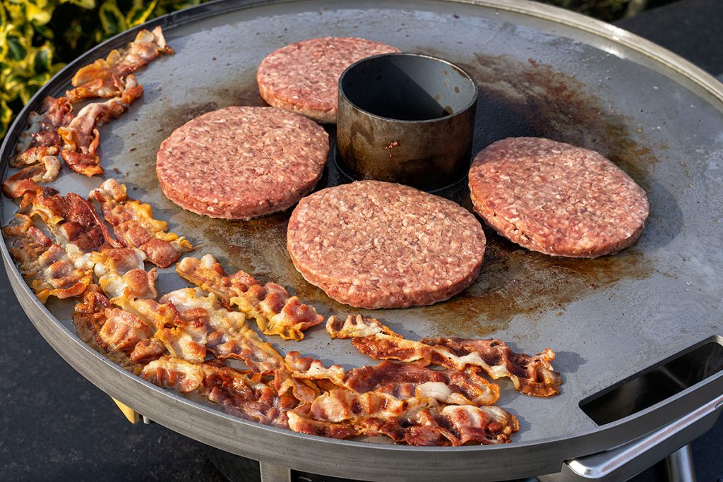Brunch Burger mit US Beef Patty von der Monolith Icon Feuerplatte - bigBBQ