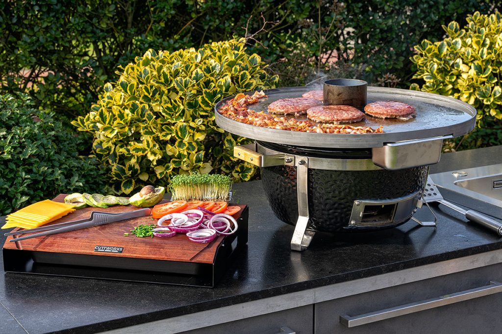Brunch Burger mit US Beef Patty von der Monolith Icon Feuerplatte - bigBBQ