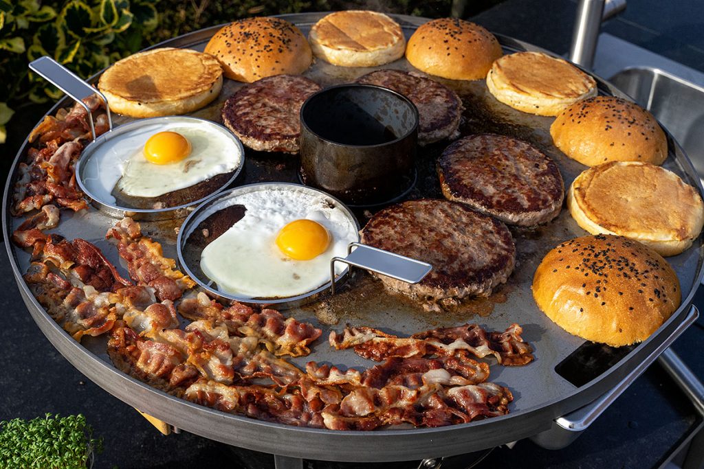 Brunch Burger mit US Beef Patty von der Monolith Icon Feuerplatte - bigBBQ