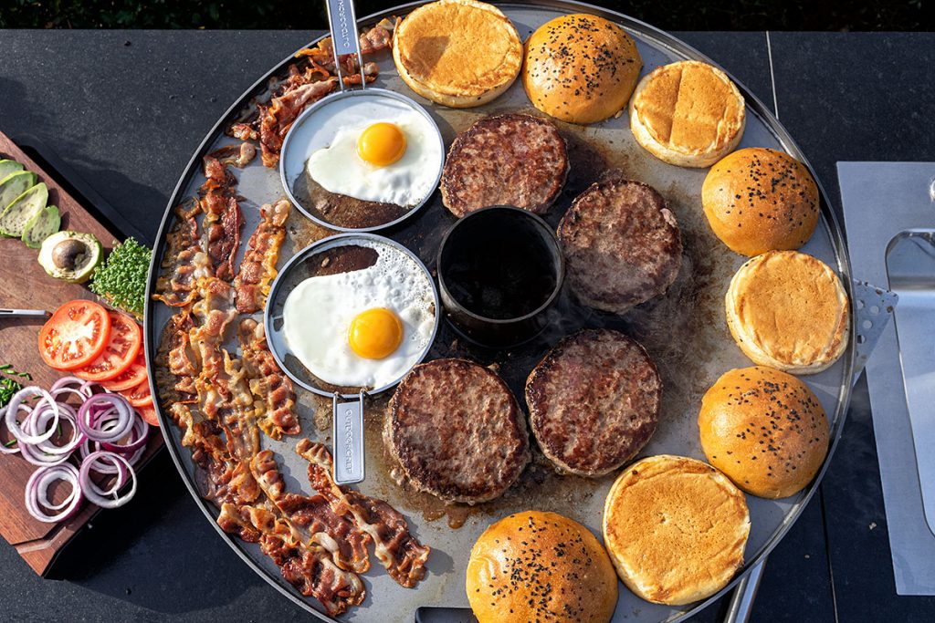 Brunch Burger mit US Beef Patty von der Monolith Icon Feuerplatte - bigBBQ
